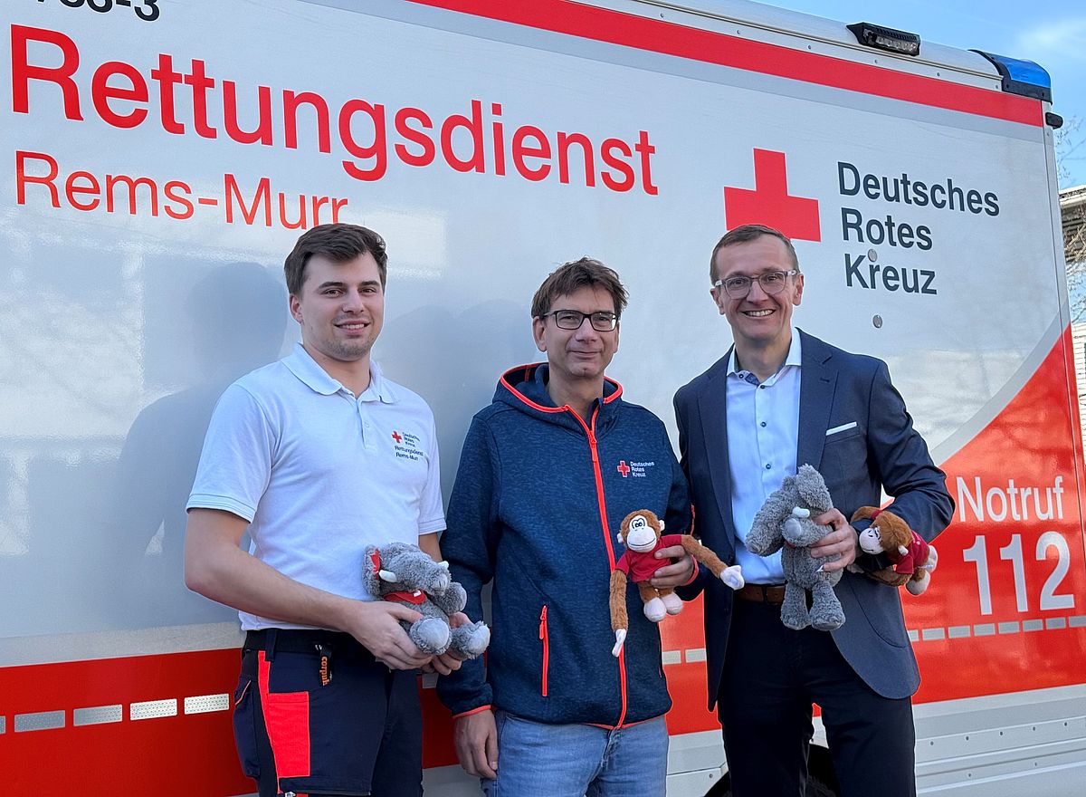 csm_Rettungsdienst_Übergabe_Kuscheltiere_Kordian__Florian_Schäufele__Bergmann_Carsten_Leidner__4 ...